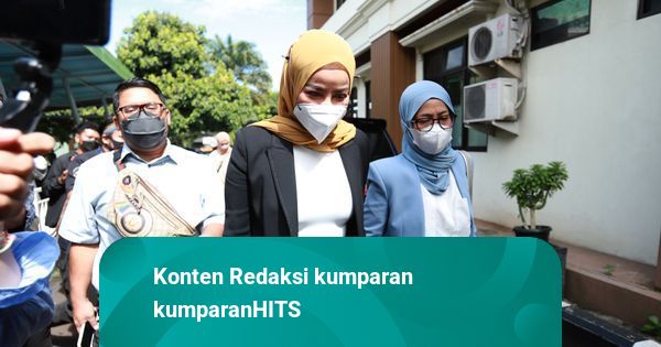 Olla Ramlan Terlihat Sendu Usai Jalani Sidang Cerai, Ini Kata Pengacaranya | kumparan.com